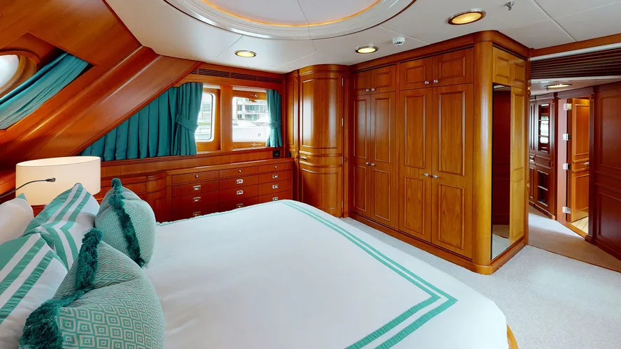 Beowulf yacht (Royal Hakvoort Shipyard, 33.68m, 2002)